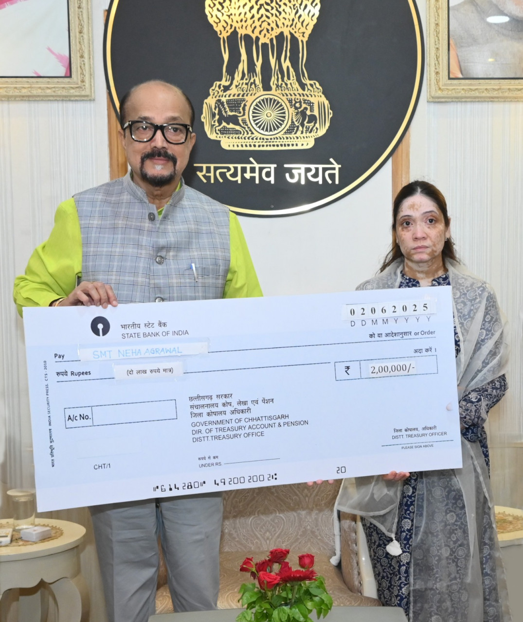 Raipur: Governor Shri Deka gave financial assistance to the family of ...